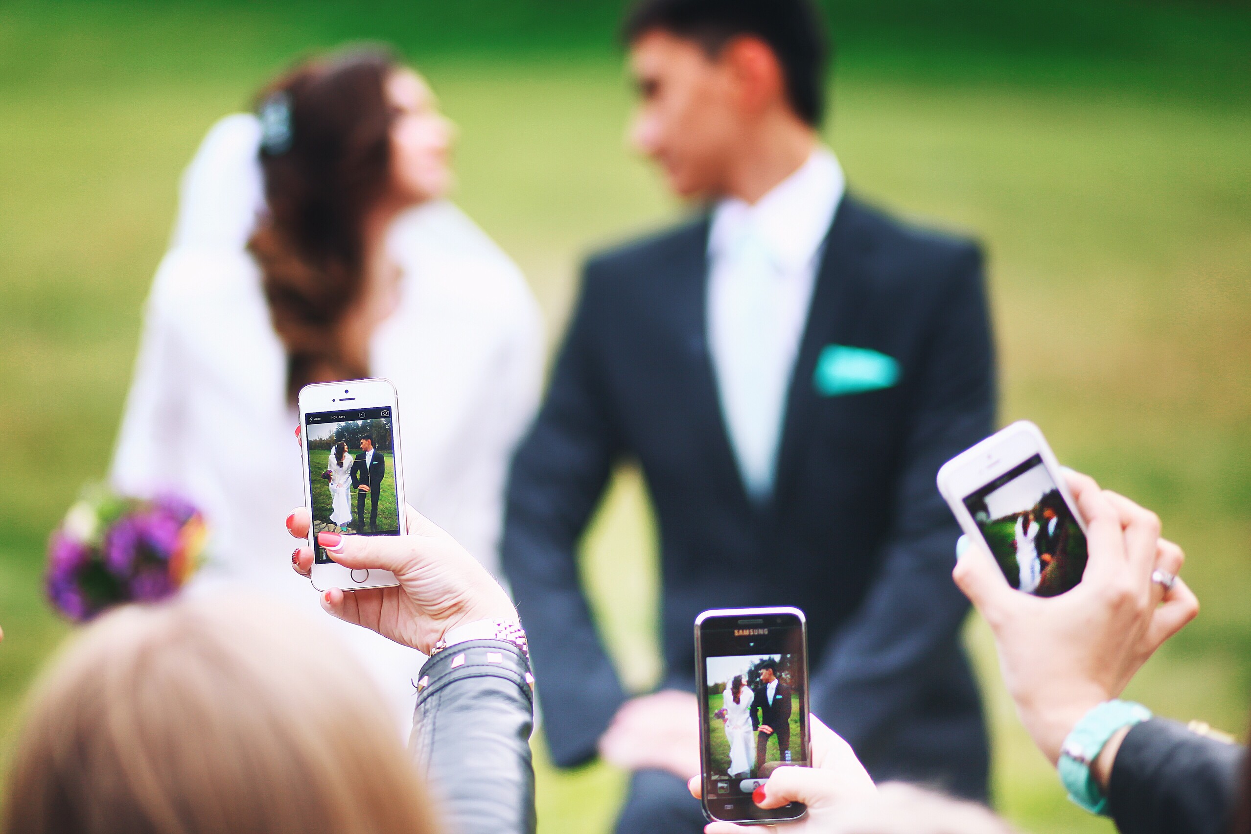 Can Smartphones Ruin a Wedding? - Keepsake